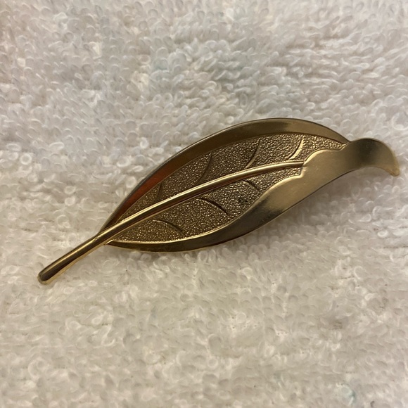 Jewelry | Vintage Gold Tone Textured Leaf Brooch Pin | Poshmark